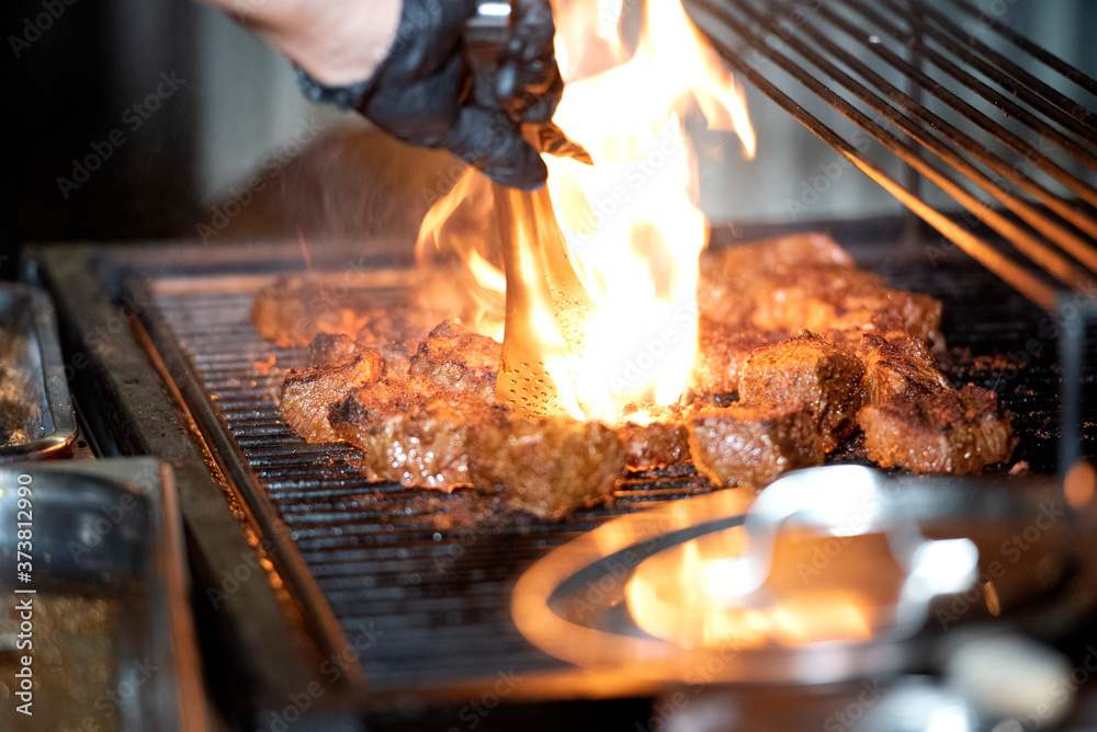 Foto de Thai chef cooks beef steak in Japanese teppanyaki style ...