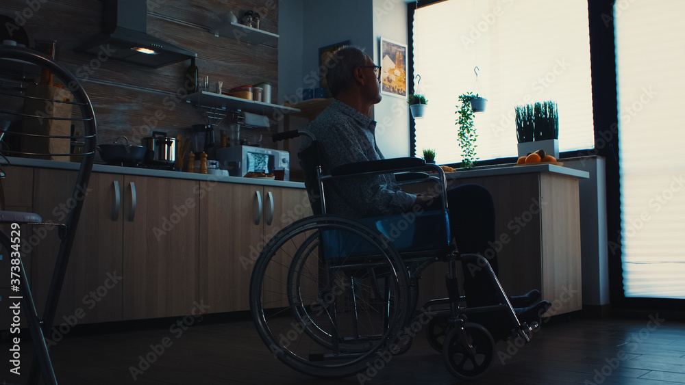 Foto de Silhouette of handicapped senior man in wheelchair feeling ...