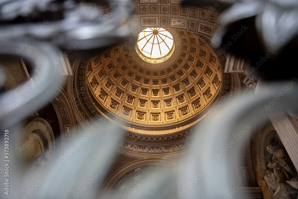 Cúpula de una catedral de Roma Stock Photo | Adobe Stock