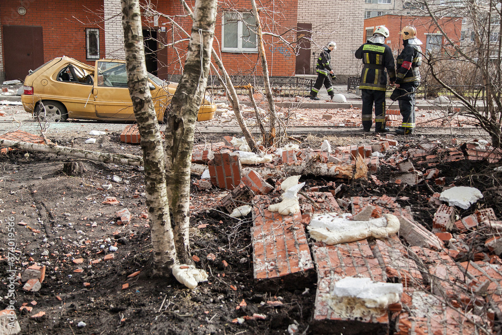 Russian rescuers at the site of the collapse of the wall of a brick ...
