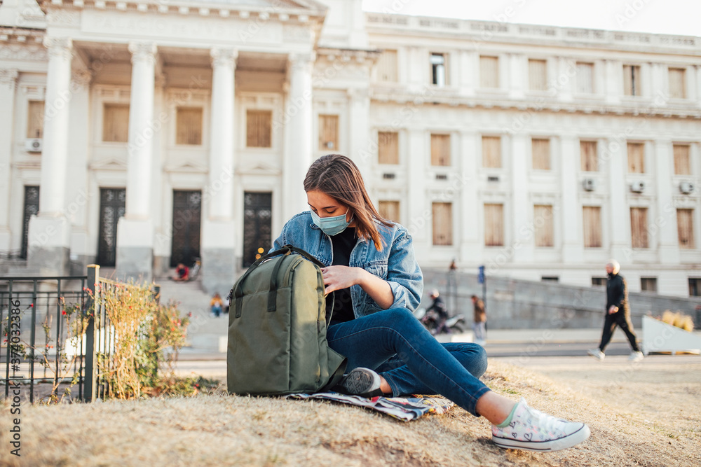 Mujer con barbijo en pandemia Stock Photo | Adobe Stock