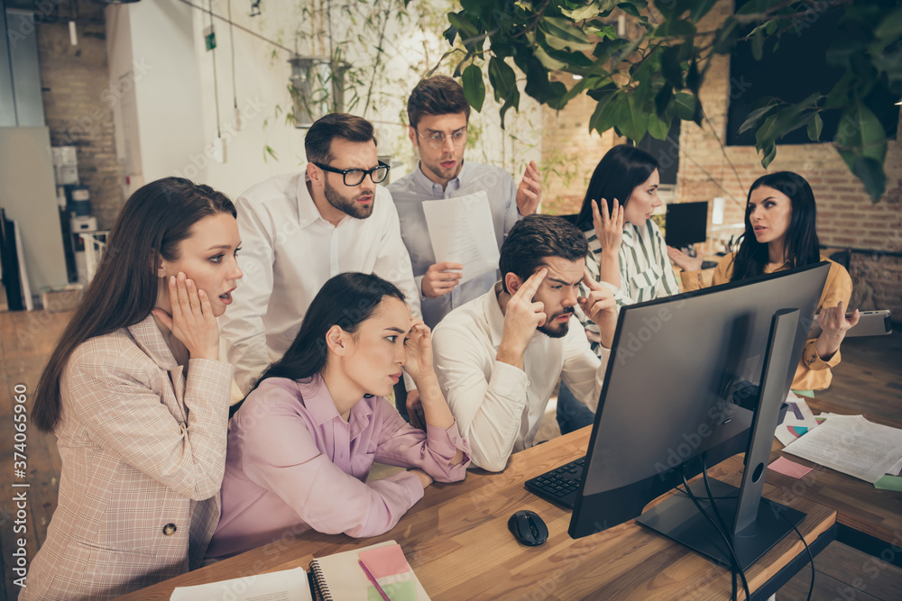Foto Stock Photo of puzzled marketer man woman work computer start-up ...