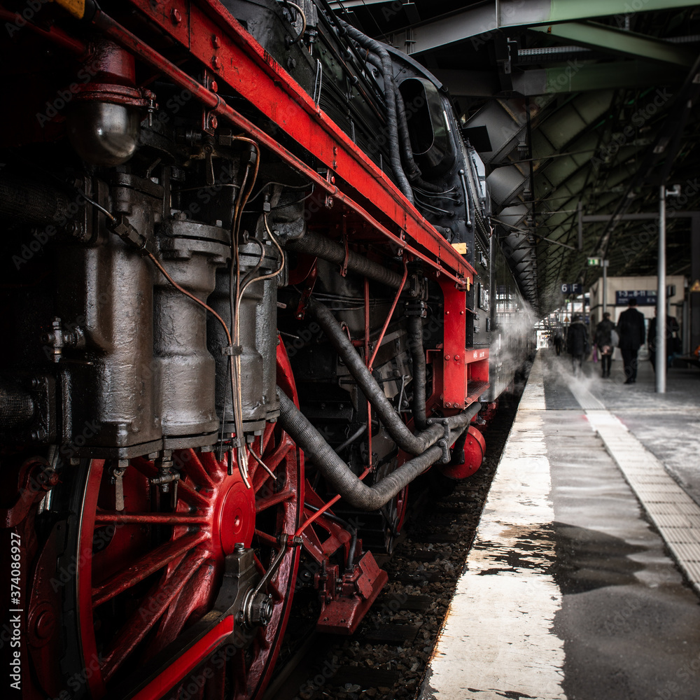 Dampflok am Bahnsteig Stock Photo | Adobe Stock
