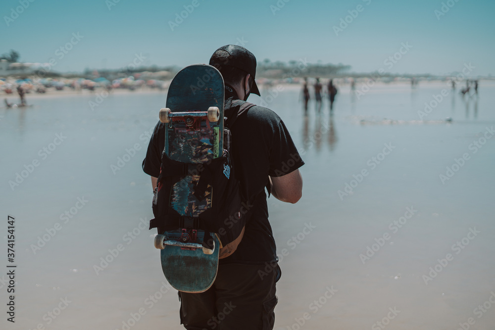 Jovenes patinadores el palmar playa vacaciones rampa madera skatepark ...