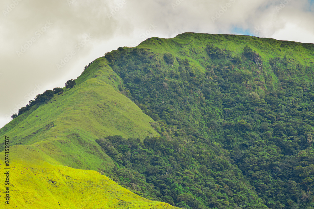 Espectacular montaña ubicada en un área indígena de Panamá Stock Photo ...