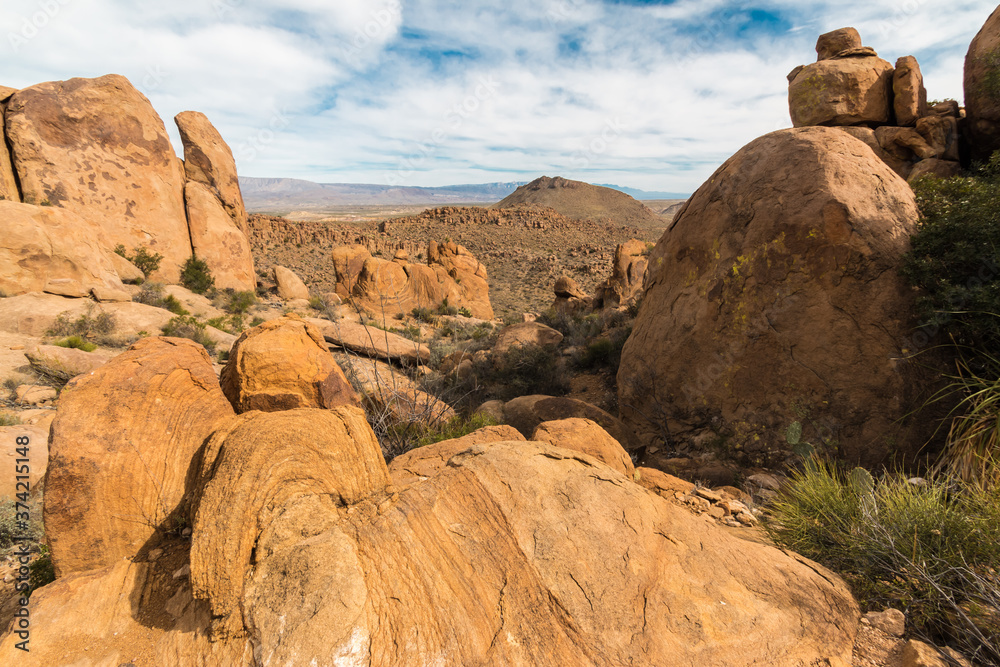 Foto de Spheroidal Weathering On The Rocks And The Eroded Fins Of The ...