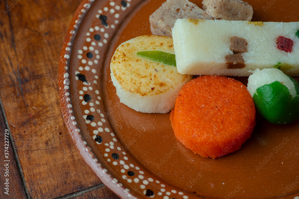 Cocadas dulces mexicanos tradicionales de coco leche y azúcar frutas ...