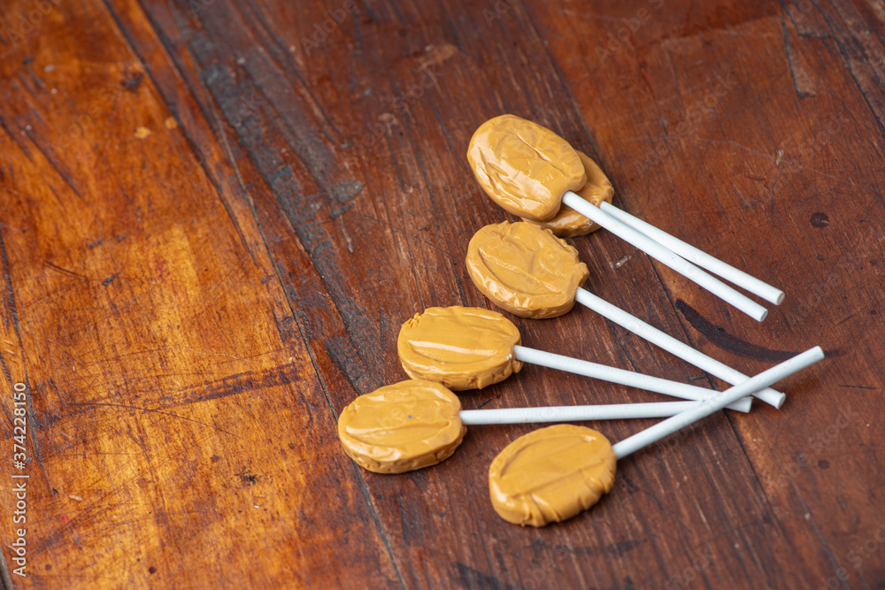 paletas de cajeta caramelo y leche de cabra envinada sobre una mesa ...