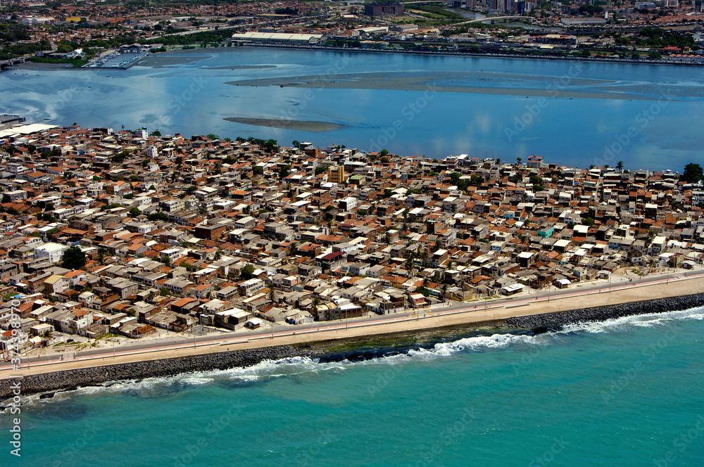 Foto de Vista aérea da favela Brasília Teimosa em Recife, Pernambuco ...