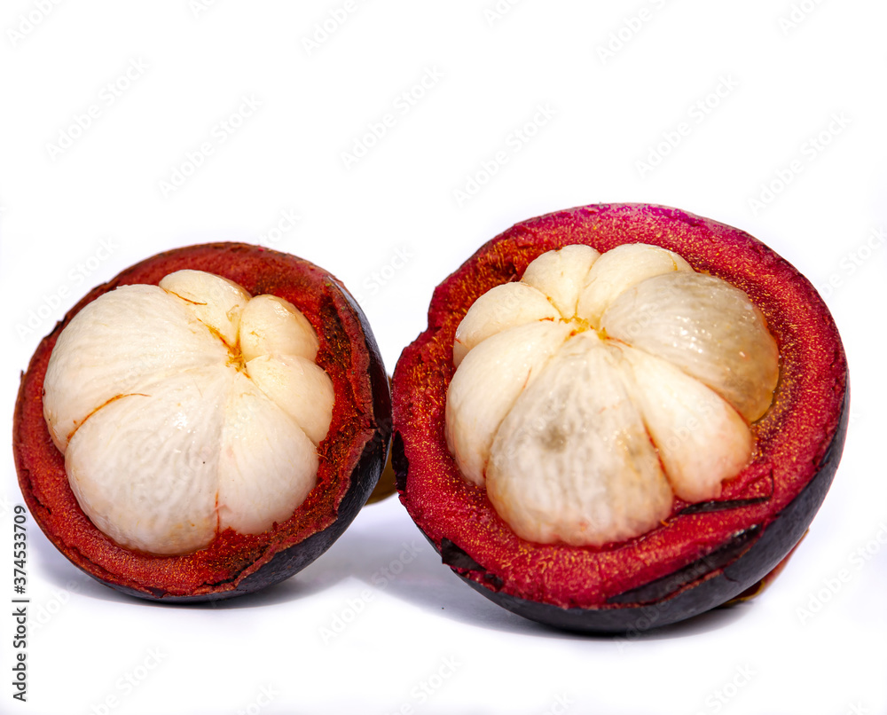 Fruta conocida como mangostán. Tiene una coloración púrpura cuando esta ...