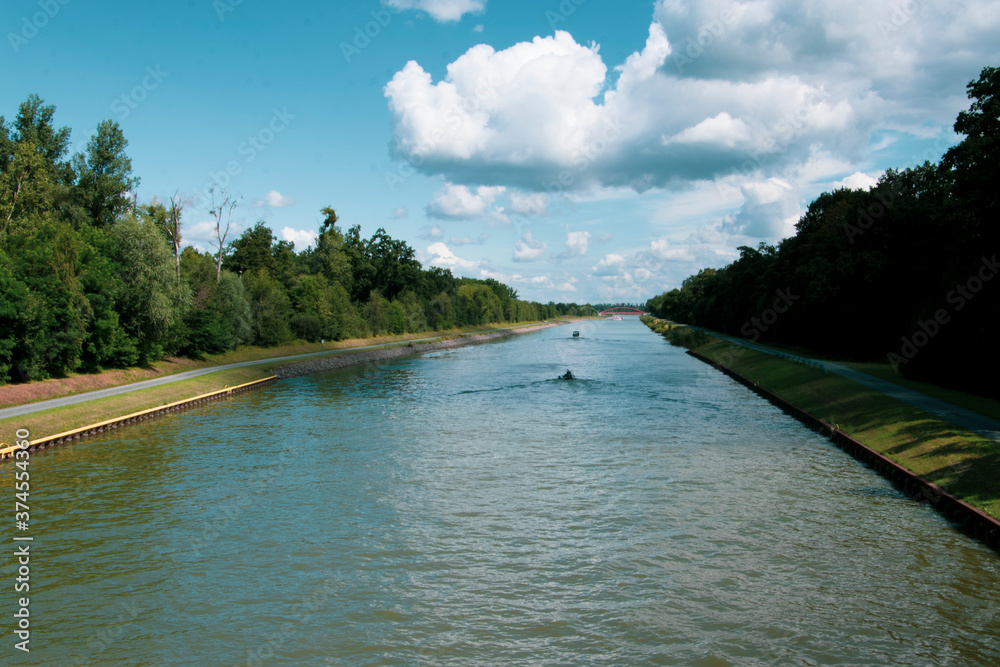 Der Mittellandkanal eine wichtige Wasserstraße. Er ist rund 325 ...