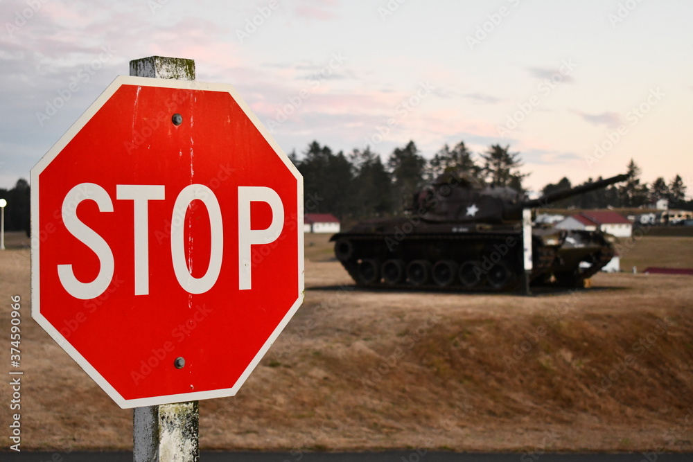 Foto de Stop sign with M60 main battle tank just behind. do Stock ...