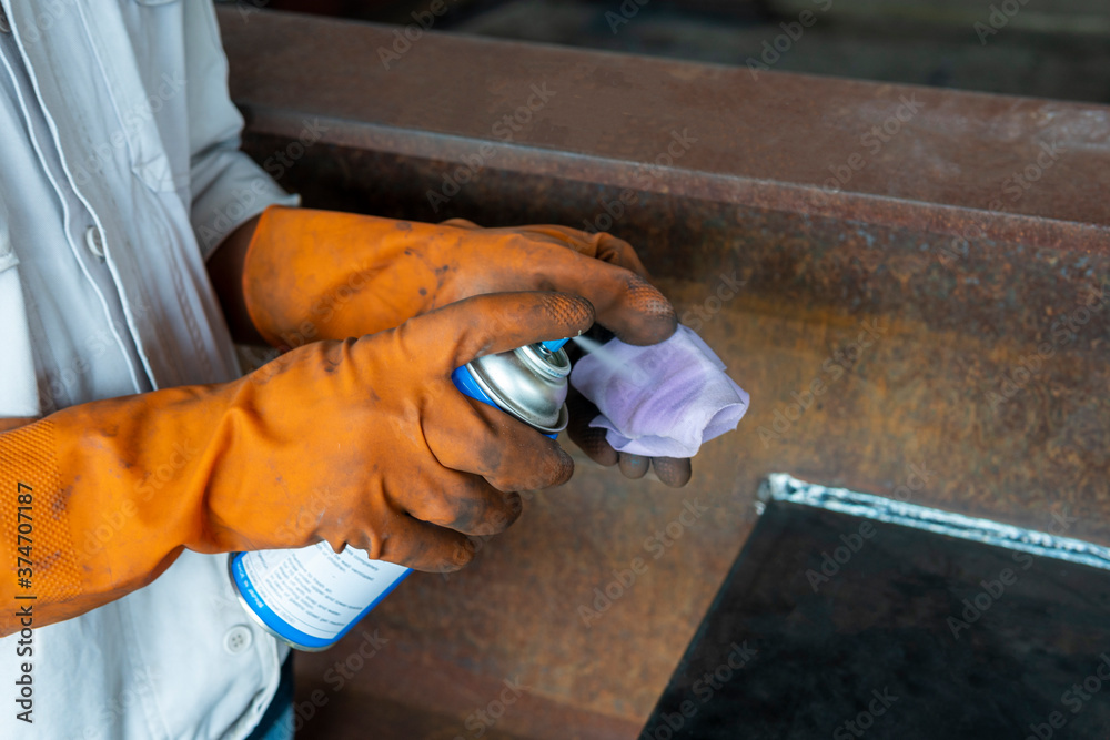 Step to use solvent remover spray into the rag to cleaning the welded ...