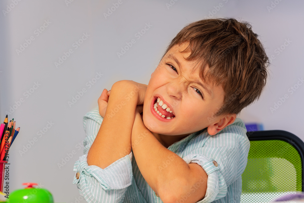 Foto de Close portrait of a boy with autistic disorder breaking hands ...