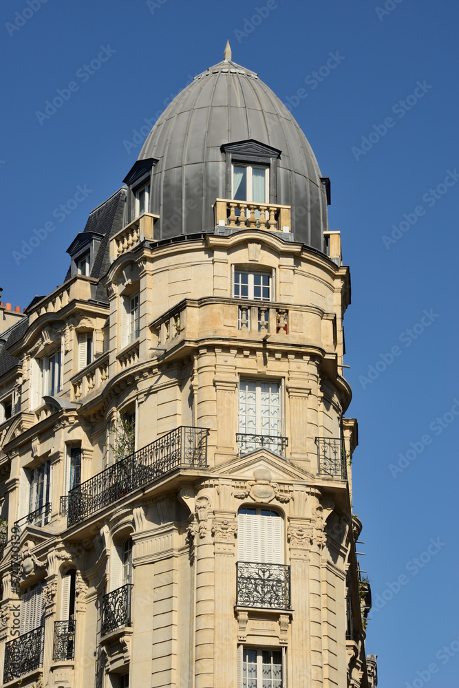 Immeuble haussmannien à Paris – Haussmannian building in Paris, France ...