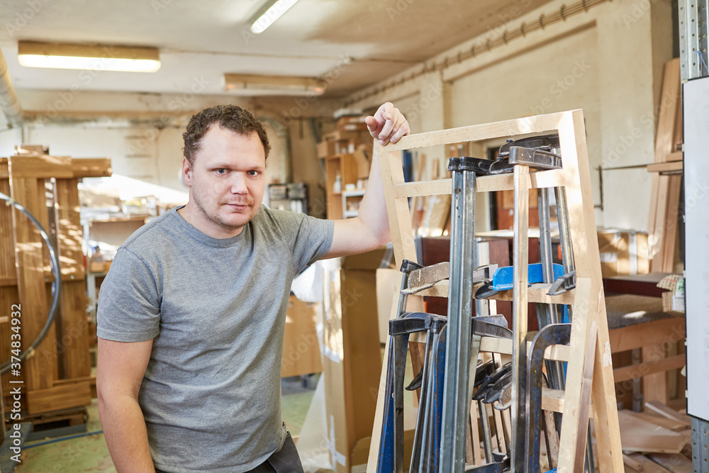 Junger Handwerker mit einer Auswahl an Zwingen Stock Photo | Adobe Stock
