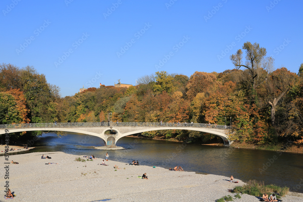 München: Der Kabelsteg - eine Fussgängerbrücke mit schöner Aussicht auf ...