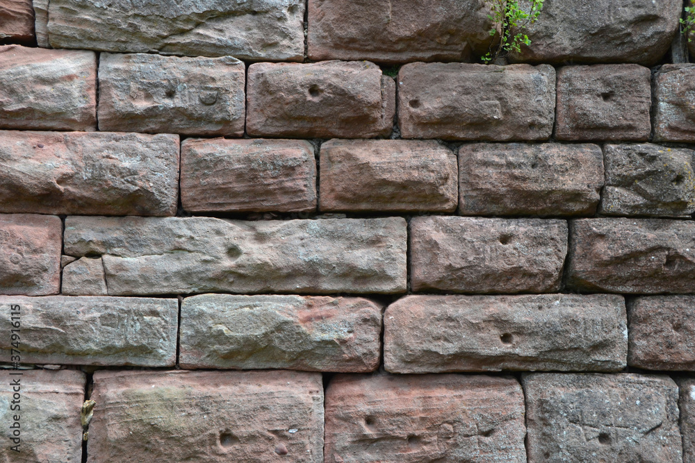 Grès rose, mur d'un château en ruine, château de Grand Hohnack dans les ...
