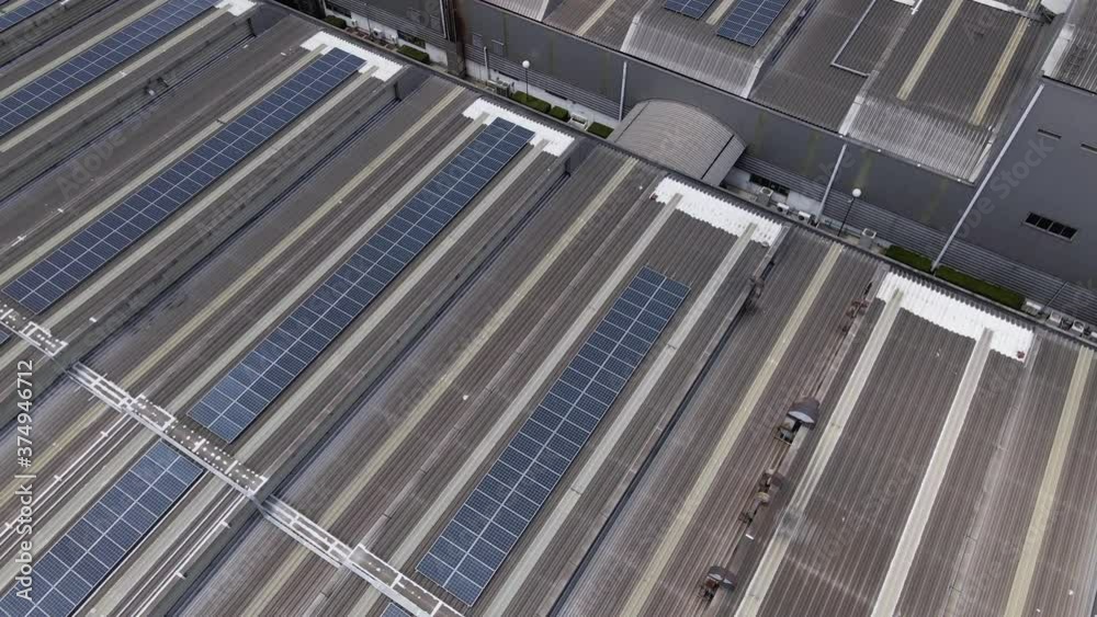 Vídeo do Stock: New solar panels stand out against big old factory roof ...