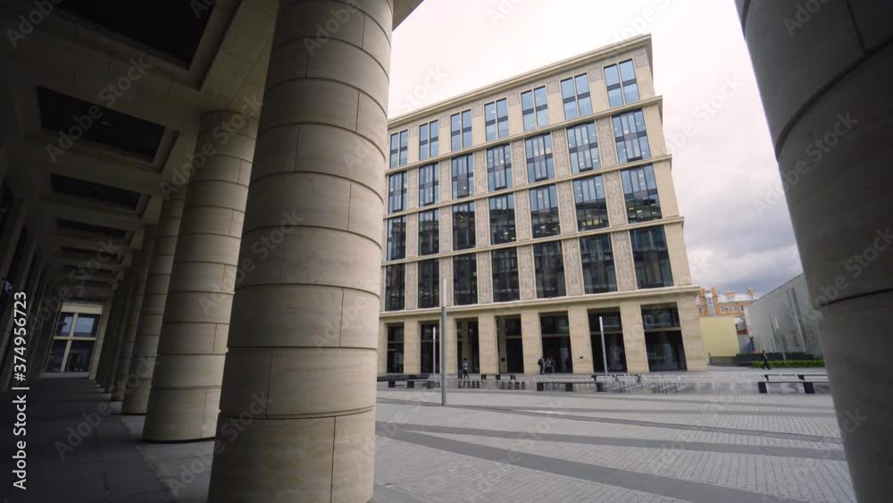 Vidéo Stock Beautiful colonnade of modern business building. Action ...