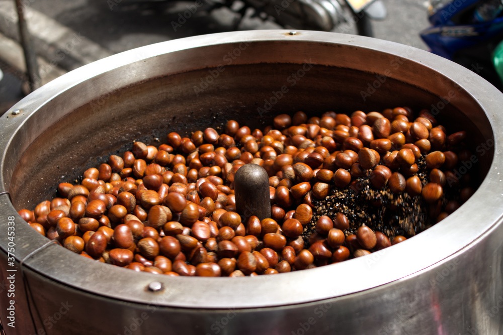 Chestnuts Roasting machine was cooking the chestnuts roasted with black ...