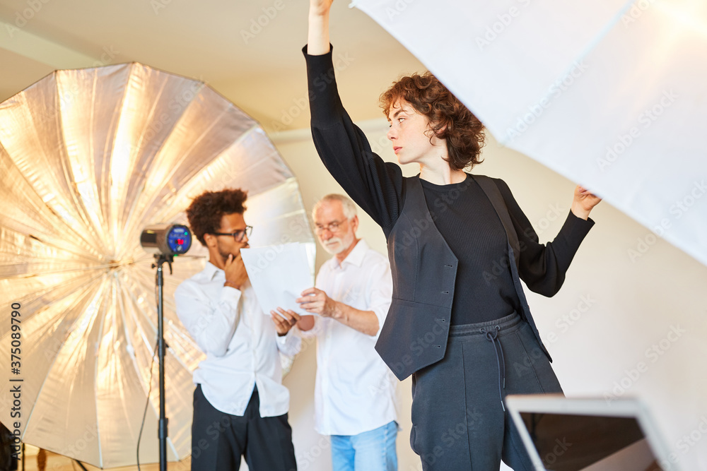 Fotografen Team bereitet ein Fotoshooting vor Stock Photo | Adobe Stock