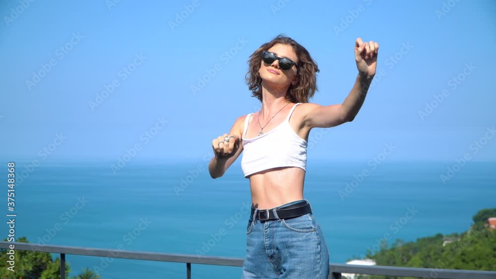 Free light girl, light hand movements curly short hair, black glasses ...
