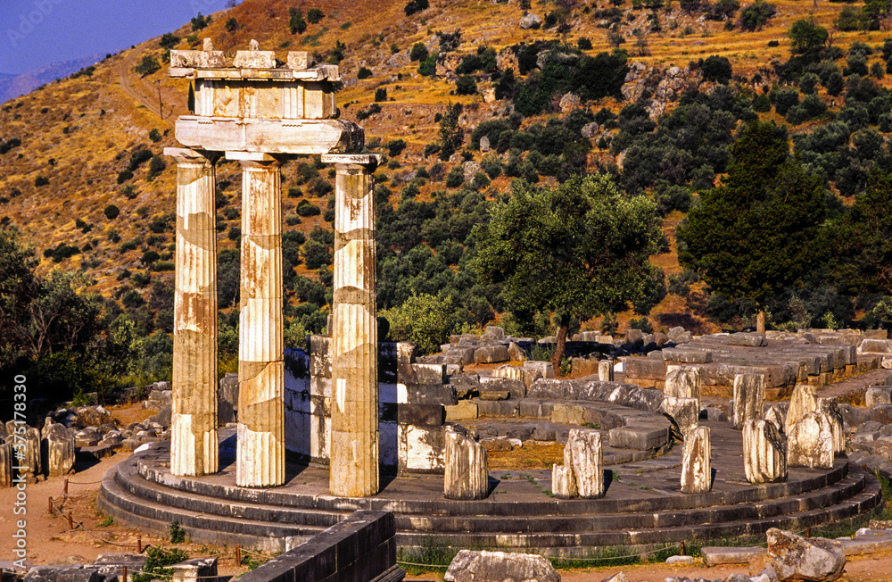 Santuario de Apolo en las laderas del monte Parnaso. Delfos. Sterea ...