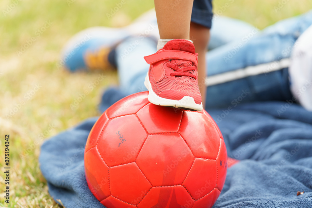 Ballon de foot rouge et chaussure de sport rouge Stock Photo | Adobe Stock