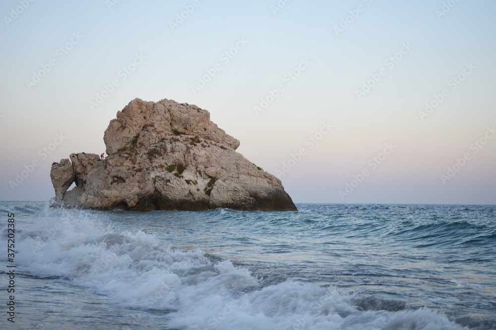 Roca gigante en el mar Stock Photo | Adobe Stock