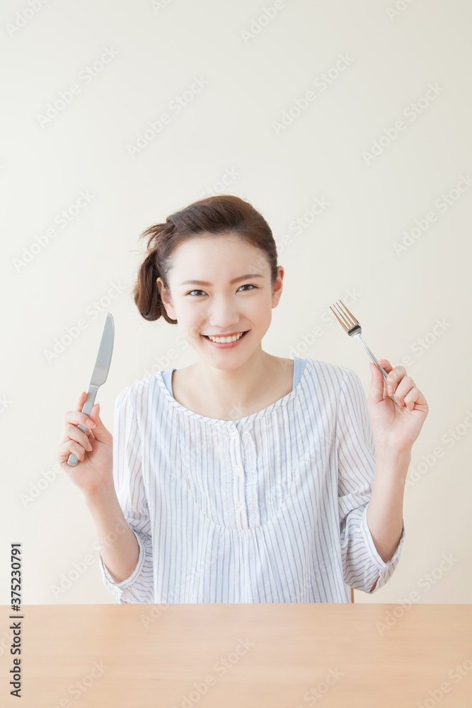 ナイフとフォークを持つ女性 Stock Photo | Adobe Stock