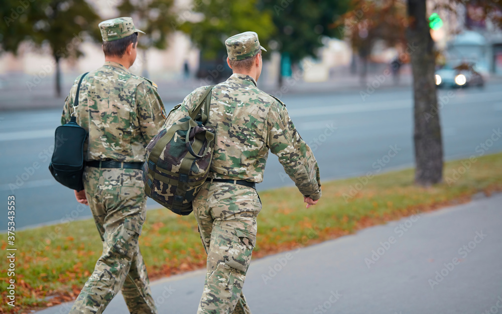 Foto de Belarus soldiers in camouflage dress walking through the street ...