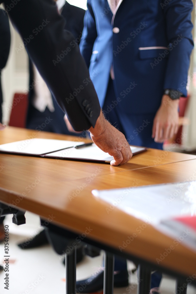 Signer un contrat Stock Photo | Adobe Stock