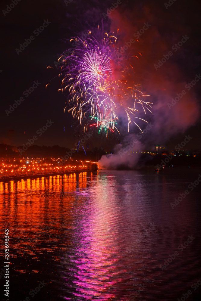 Foto de Vivid multicolour fireworks with red and purple sparks on dark ...
