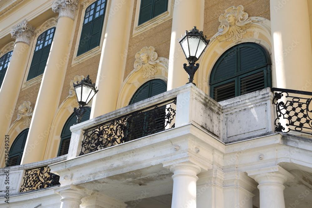 Romantischer Balkon aus weißem Gestein und schwarzen Gusseisen mit ...