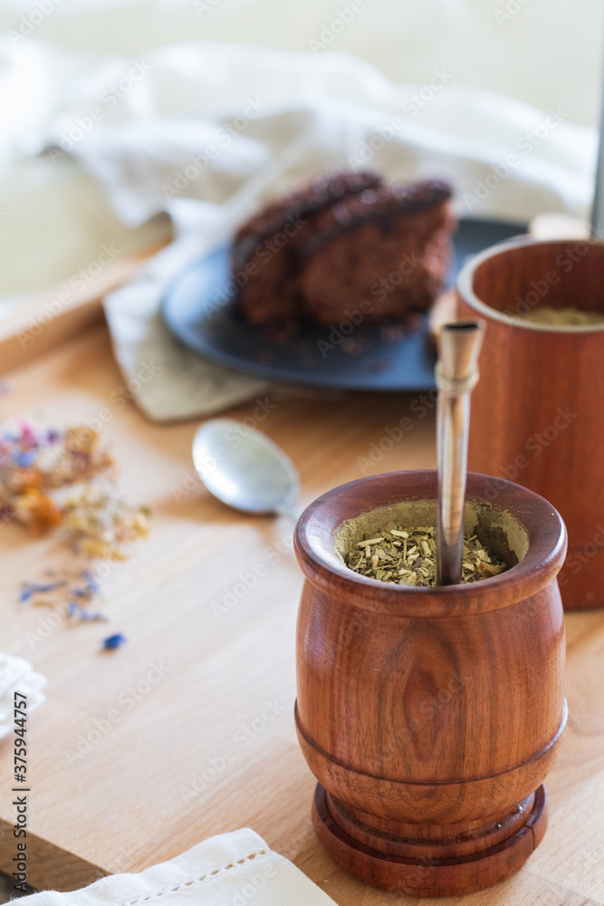 Desayuno argentino con mate en la cama, habitación luminosa y clara ...