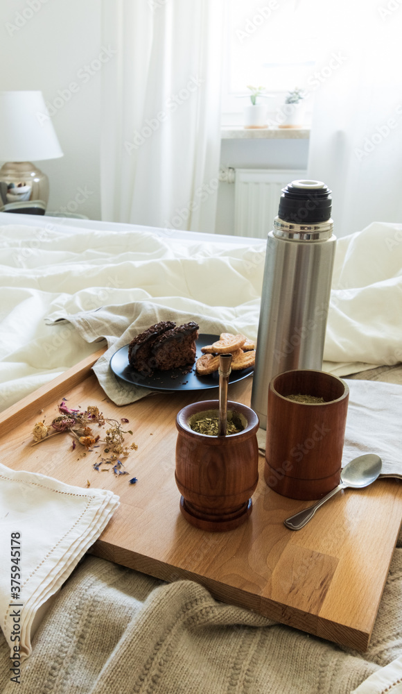 Foto de Desayuno argentino con mate en la cama, habitación luminosa y ...
