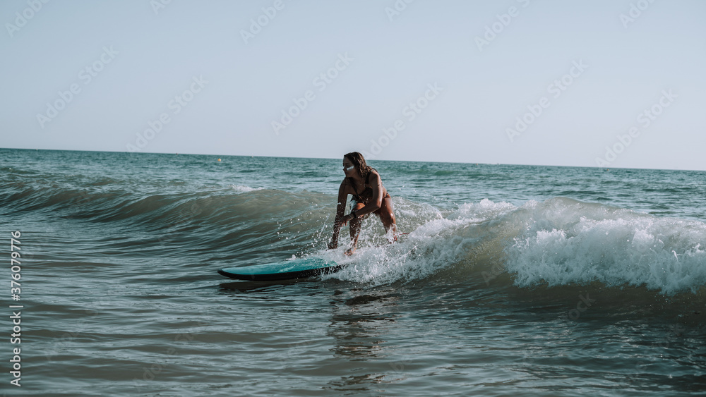 Chica feliz surf en la playa surfing bañador protector solar dia de ...