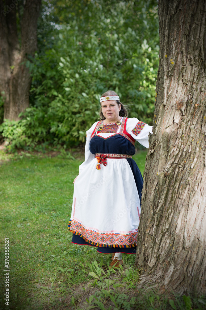 Foto de Woman wearing Finnish-Ingrian national costume, "tuuterinpuku ...