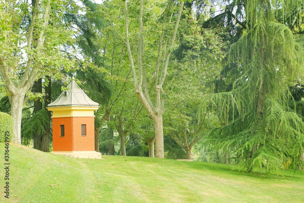 zona de verde con árboles dentro de un parque, green, parque, árboles ...