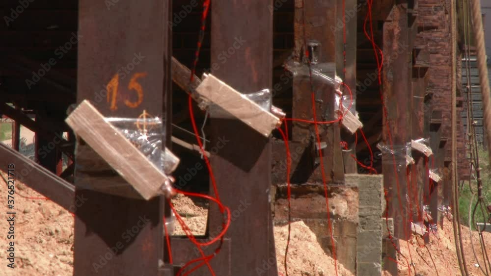 Vidéo Stock Mining of a metal structure with a red dynamite block TNT ...