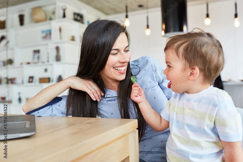Glückliche Mutter und Sohn mit Lutscher Stock Photo | Adobe Stock