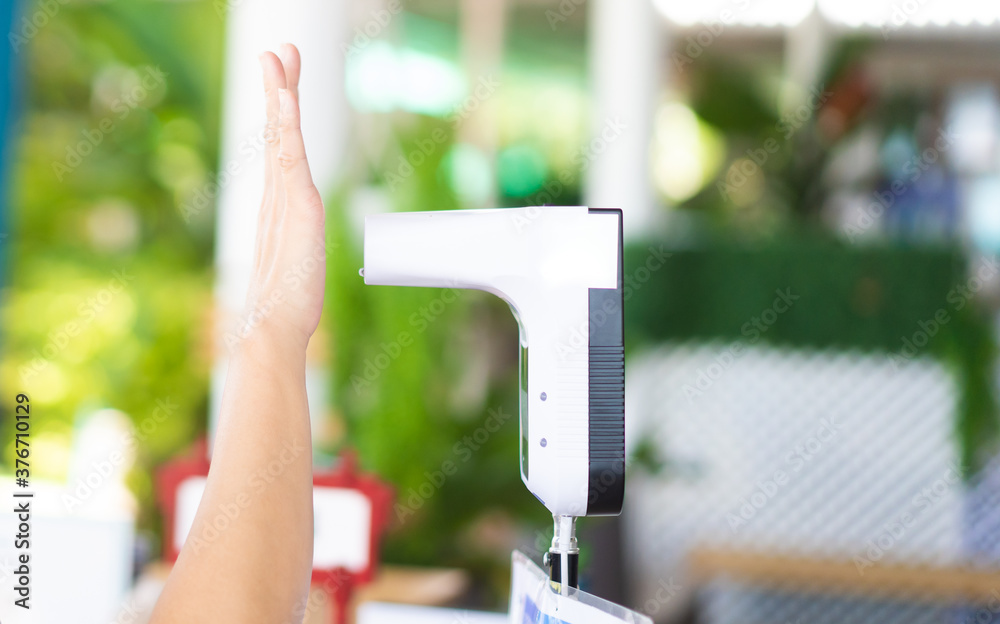Foto de Disease control experts use an Infrared thermometer equipment ...