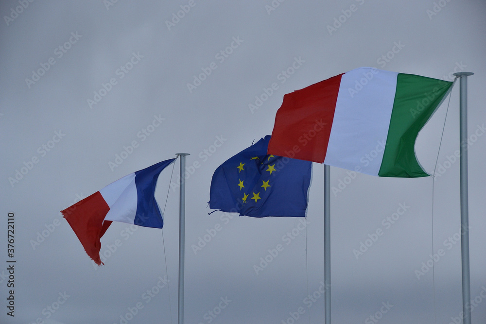 drapeaux flottant au vent, drapeau français, drapeau italien, drapeau ...