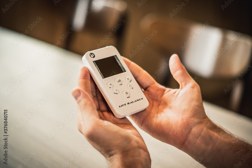 Foto Stock Young man hands hold bio rezonans therapy alternative ...