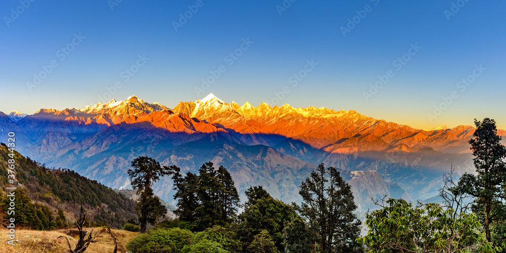Foto de This is the sunset view of Himalayas Panchchuli peaks & alpine ...