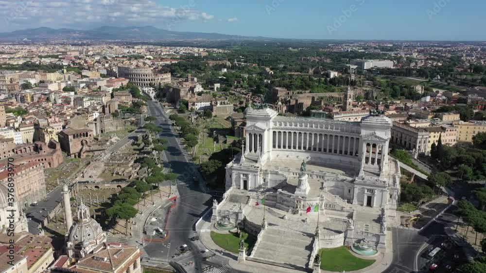 L'altare della Patria, i Fori imperiali e il Colosseo a Roma. Vista ...