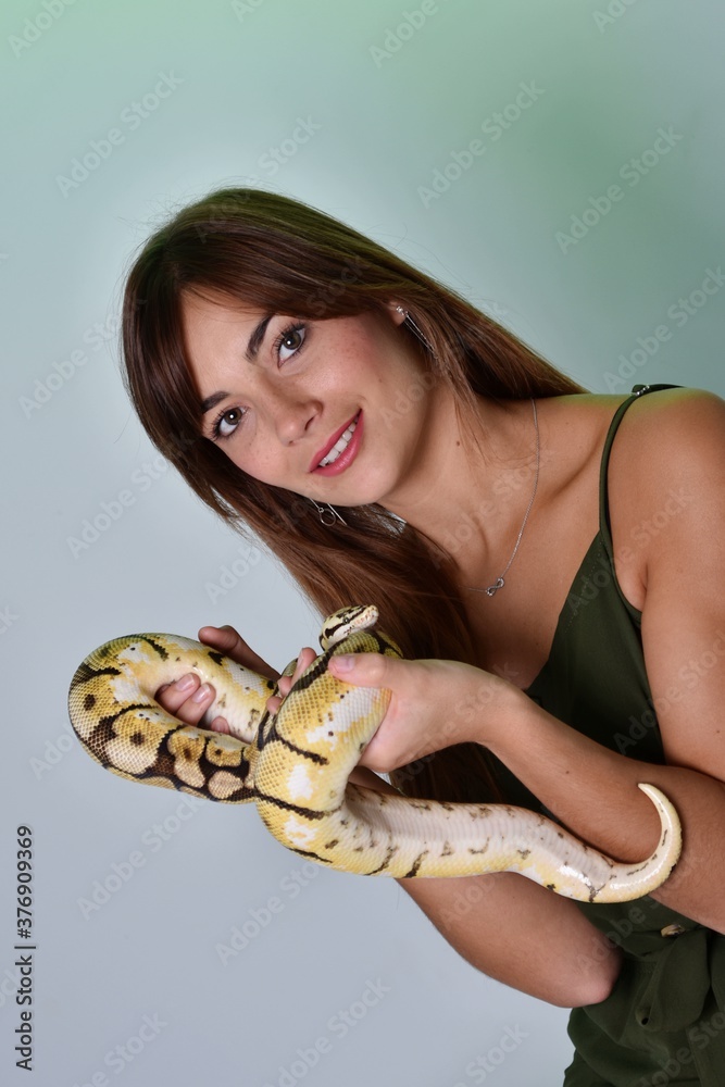 Femme qui pose avec un python bumblebee ball Stock Photo | Adobe Stock