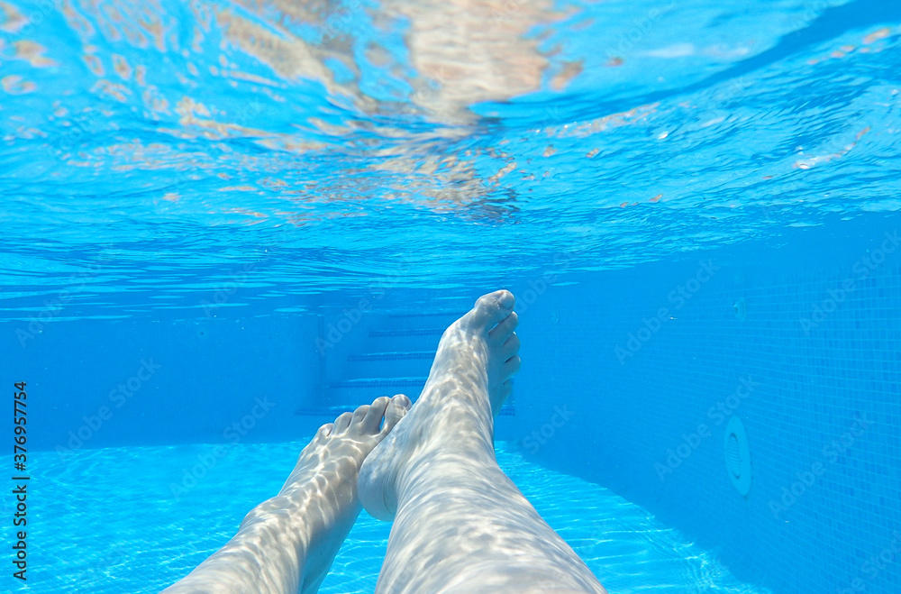 Underwater view of woman bare feet in a swimming pool Stock Photo ...