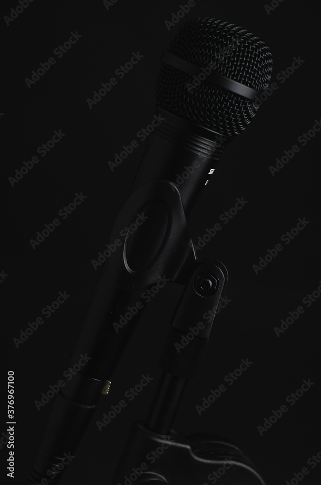 micrófono color negro en un pie de microfono con fondo negro liso Stock ...
